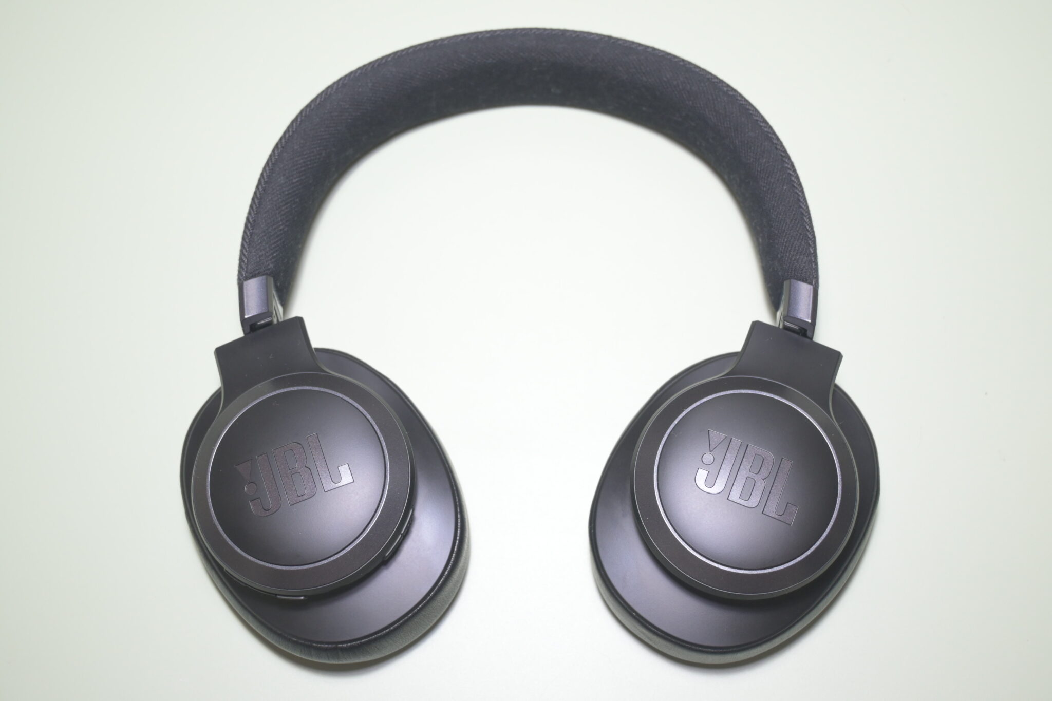 JBL LIVE 770 NC レビュー｜空間サウンドで迫力の音楽を。外出時もファッショナブルに楽しもう〔TUNE 770とも比較〕