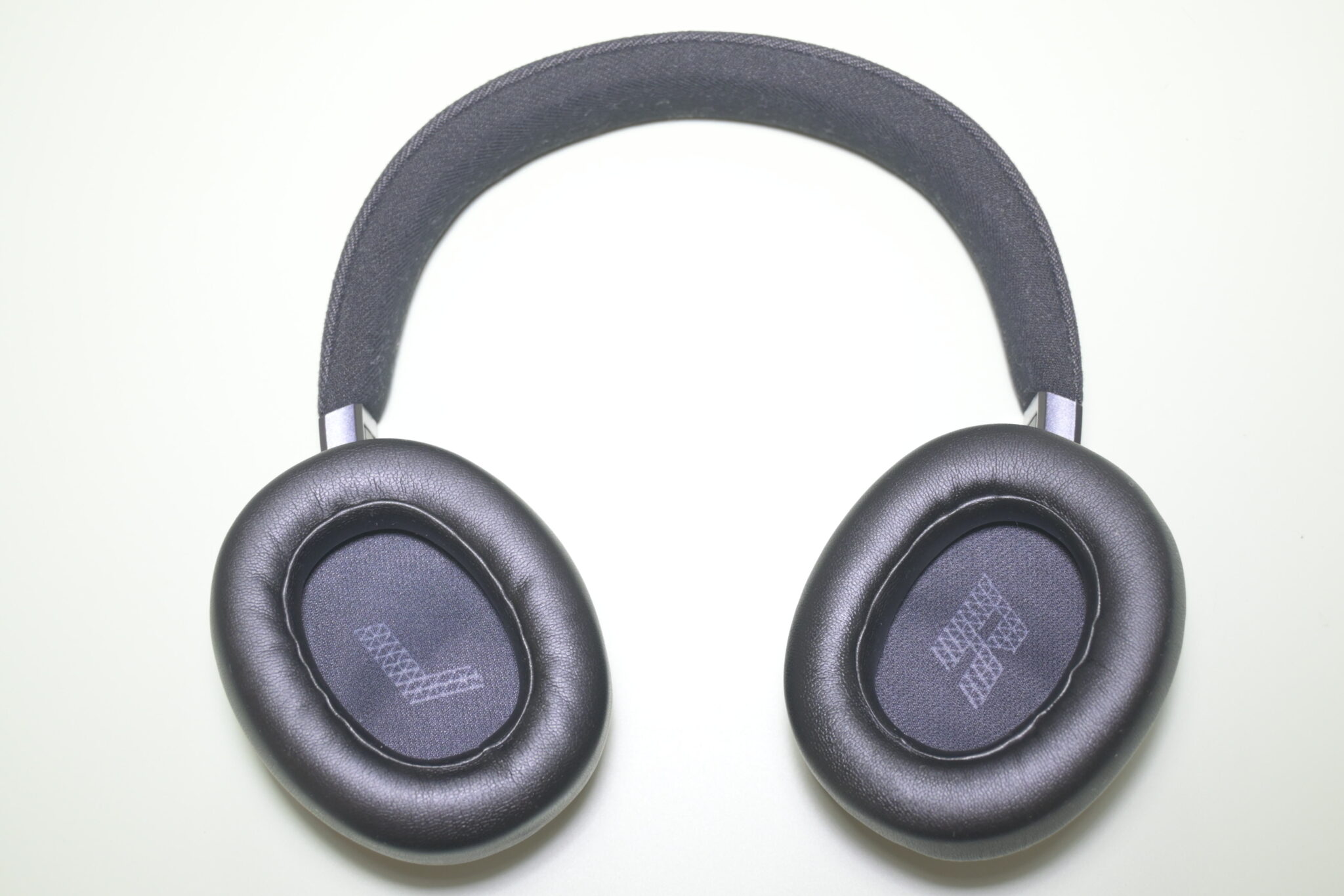 JBL LIVE 770 NC レビュー｜空間サウンドで迫力の音楽を。外出時もファッショナブルに楽しもう〔TUNE 770とも比較〕