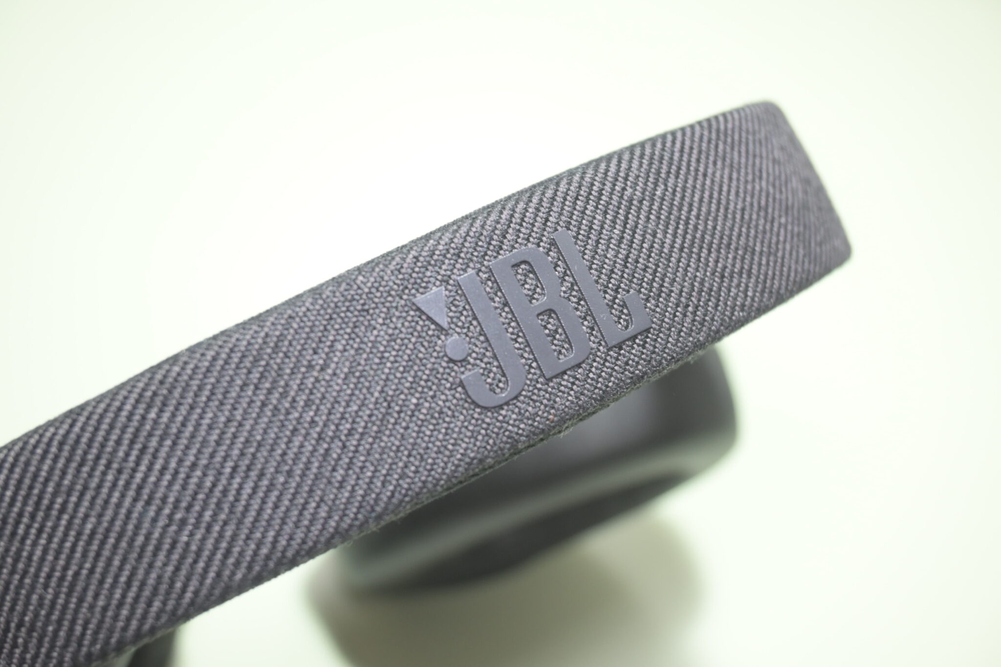 JBL LIVE 770 NC レビュー｜空間サウンドで迫力の音楽を。外出時もファッショナブルに楽しもう〔TUNE 770とも比較〕