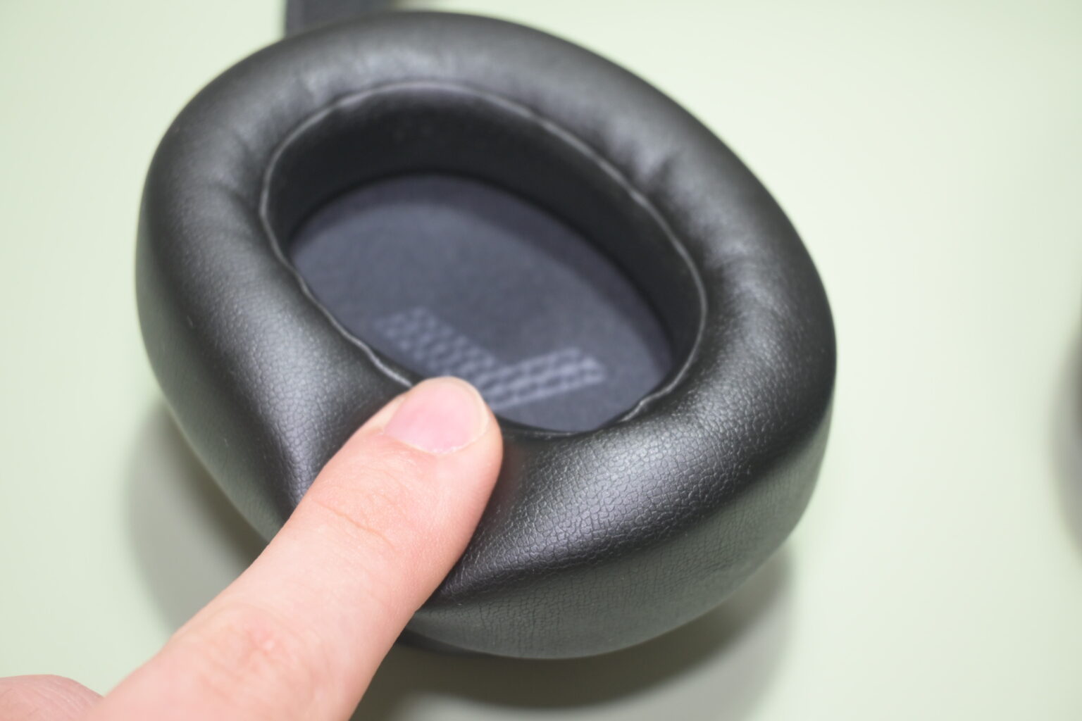 JBL LIVE 770 NC レビュー｜空間サウンドで迫力の音楽を。外出時もファッショナブルに楽しもう〔TUNE 770とも比較〕