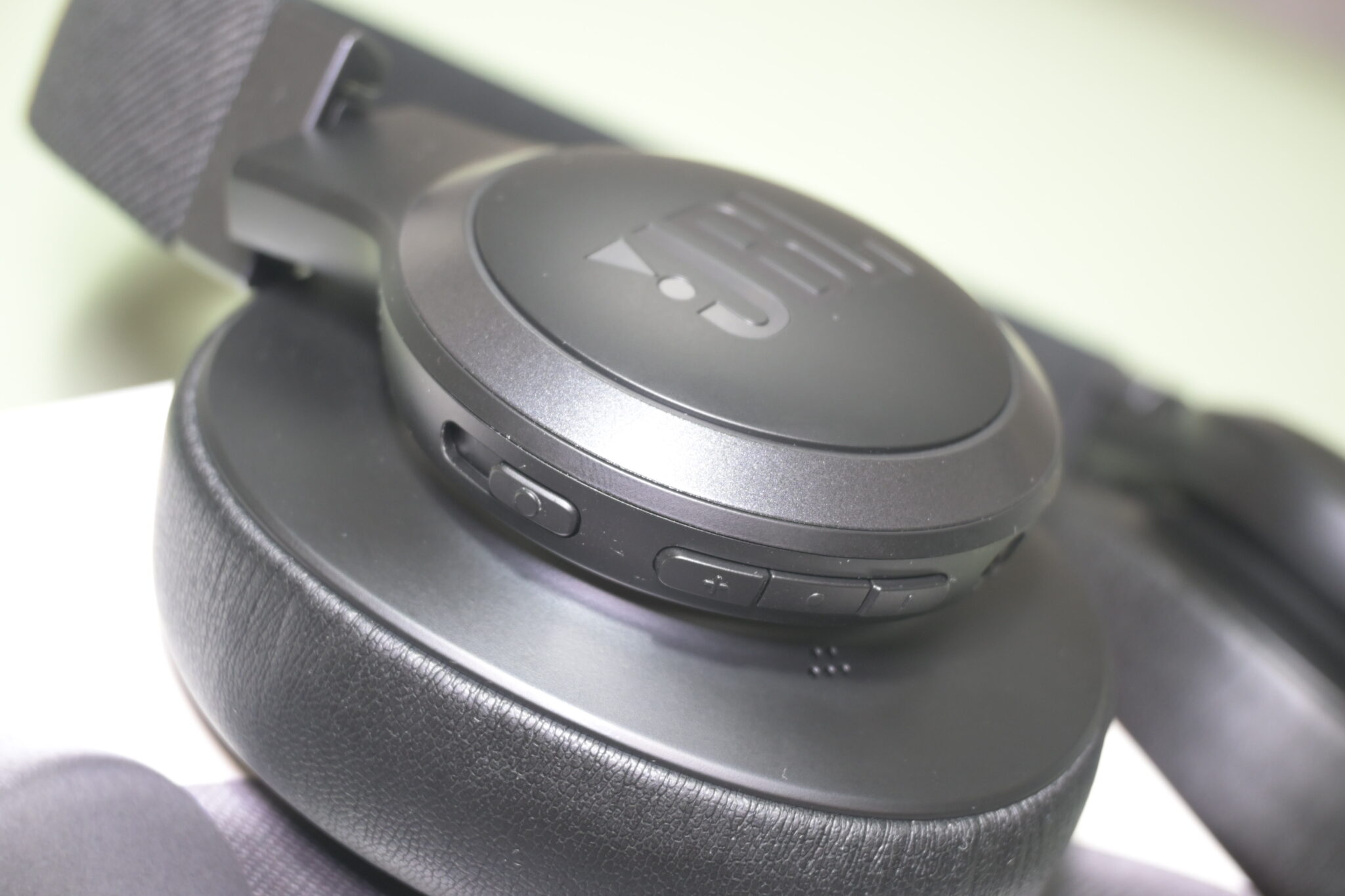 JBL LIVE 770 NC レビュー｜空間サウンドで迫力の音楽を。外出時もファッショナブルに楽しもう〔TUNE 770とも比較〕