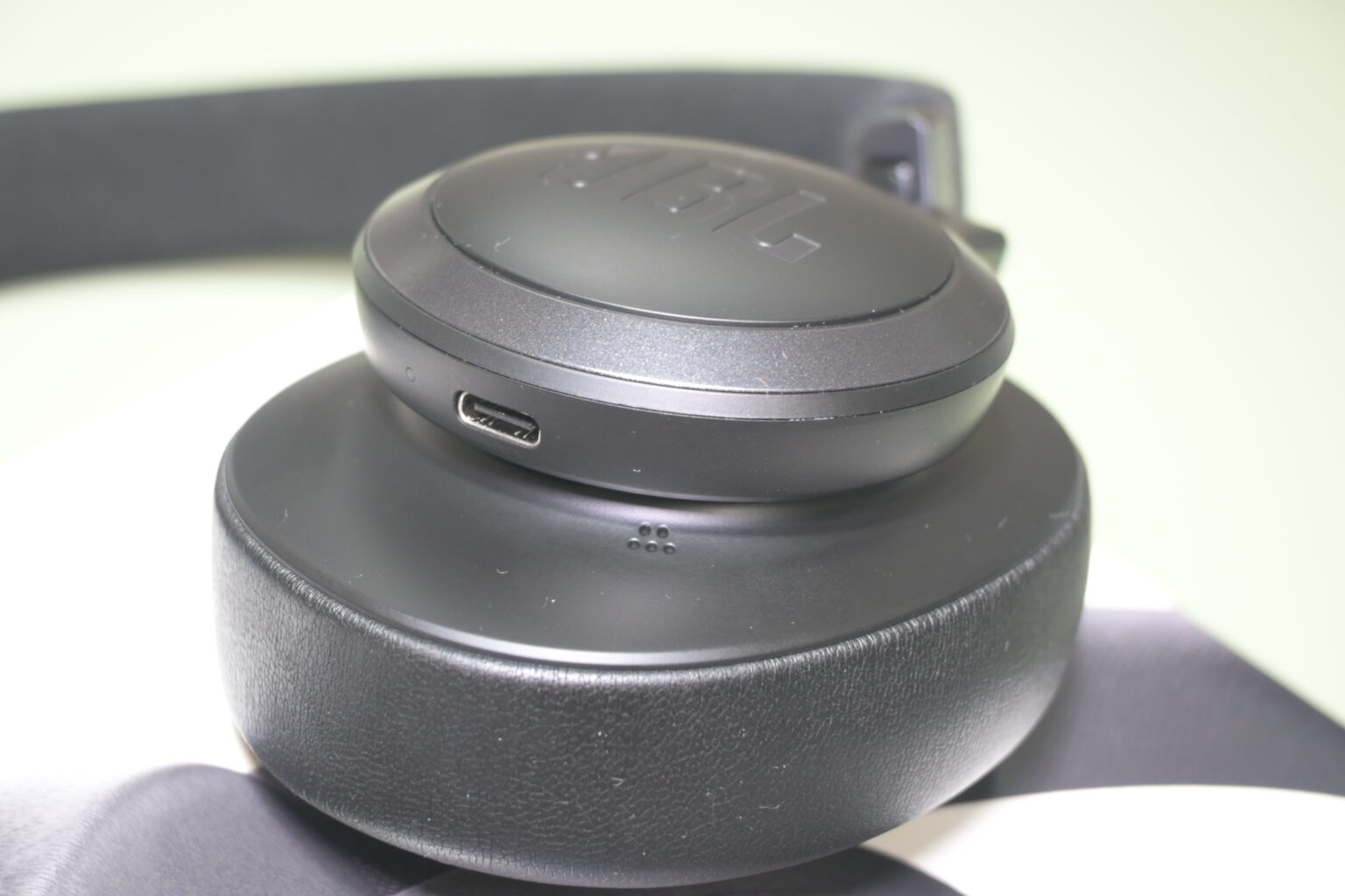 JBL LIVE 770 NC レビュー｜空間サウンドで迫力の音楽を。外出時もファッショナブルに楽しもう〔TUNE 770とも比較〕