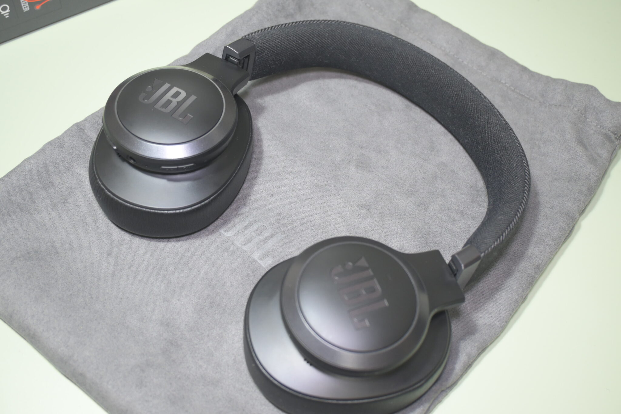 JBL LIVE 770 NC レビュー｜空間サウンドで迫力の音楽を。外出時もファッショナブルに楽しもう〔TUNE 770とも比較〕