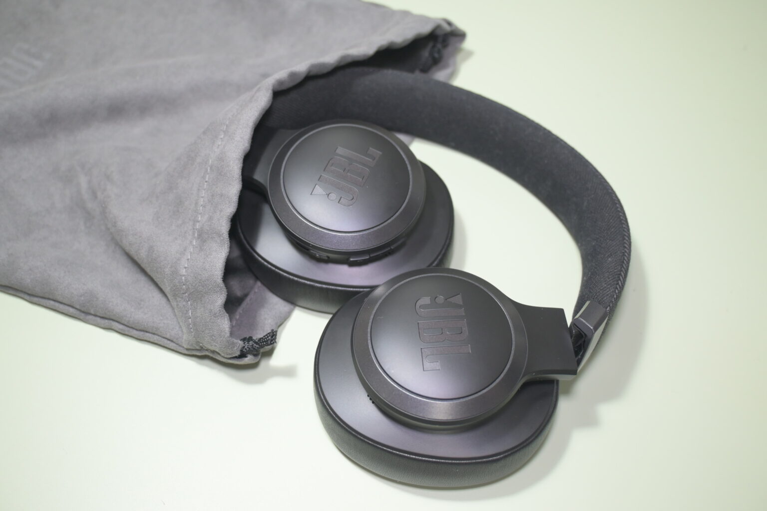 JBL LIVE 770 NC レビュー｜空間サウンドで迫力の音楽を。外出時もファッショナブルに楽しもう〔TUNE 770とも比較〕