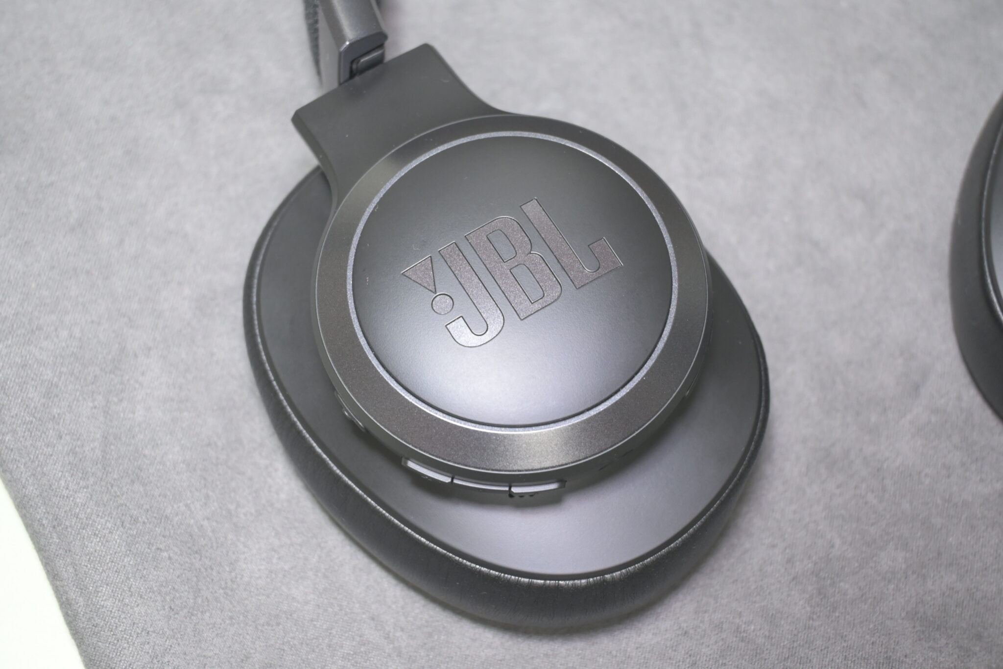 JBL LIVE 770 NC レビュー｜空間サウンドで迫力の音楽を。外出時もファッショナブルに楽しもう〔TUNE 770とも比較〕